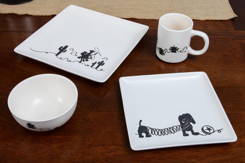 These Toy Story Dishes Make Dinner Time A Little More Fun - Decor