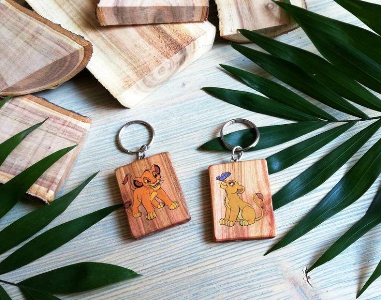 Walk On The Wild Side With Simba and Nala Key Chains - Discovery