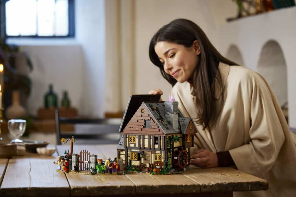 This Sanderson Sisters Cottage LEGO Set Is Just A Bunch Of Hocus Pocus ...